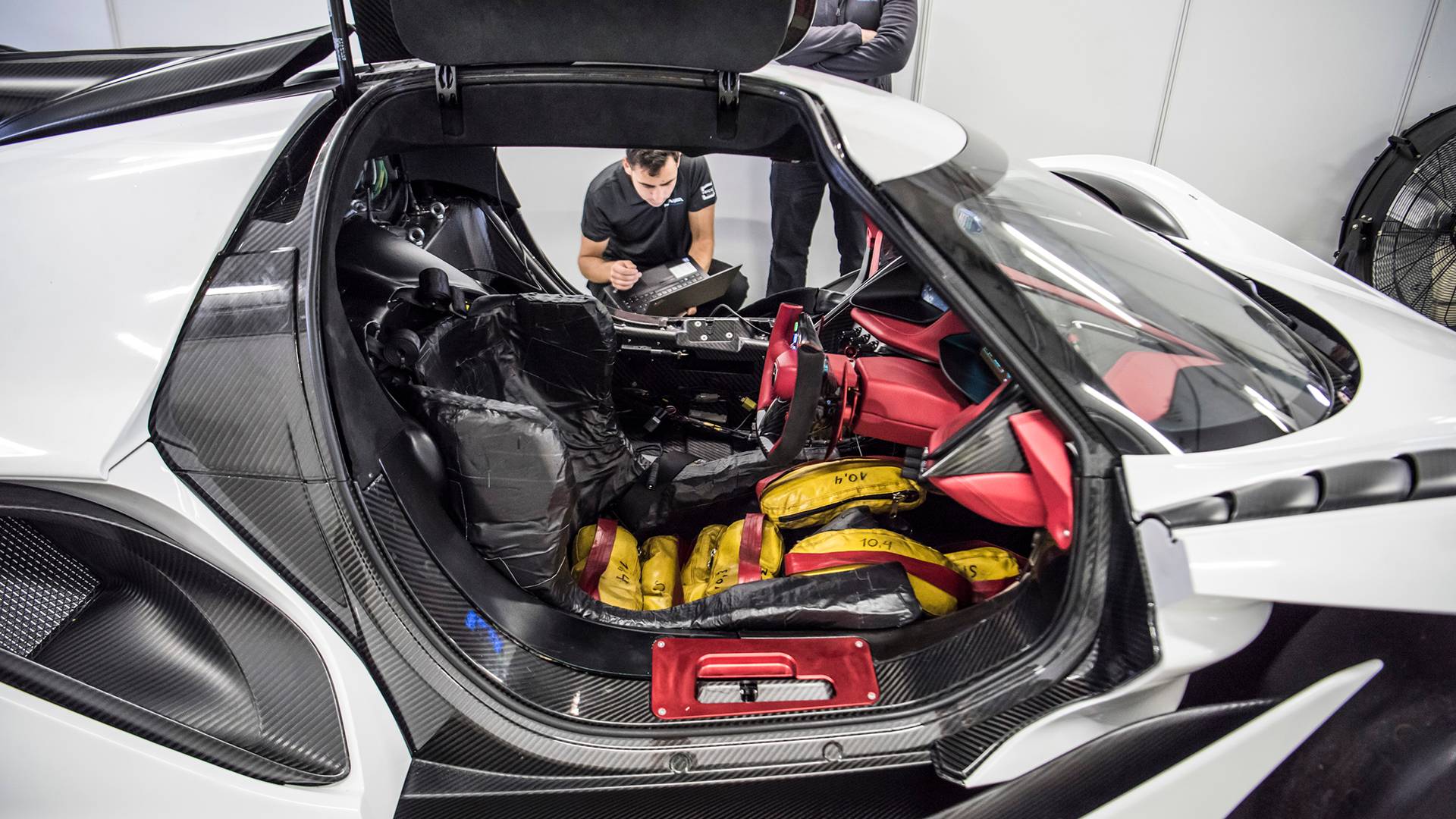 Siêu xe Apollo Intensa Emozione dần được hoàn thiện trên đường đua ...